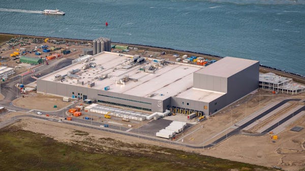 Innocent pronkt met fabriek Europoort: 'Controle over iedere stap in ...